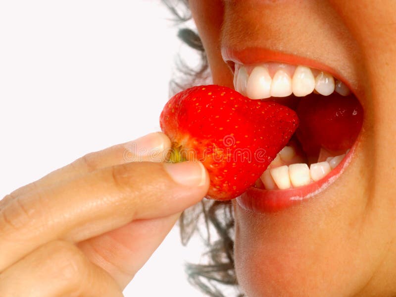 Mulher que come a morango imagem de stock. Imagem de sobremesa - 720307