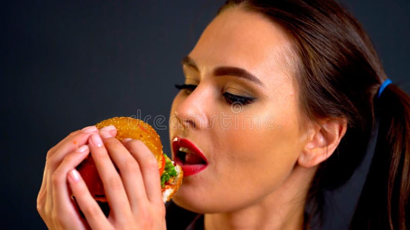Mulher Que Come O Hamburger a Menina Quer Comer O Fast Food Imagem de ...