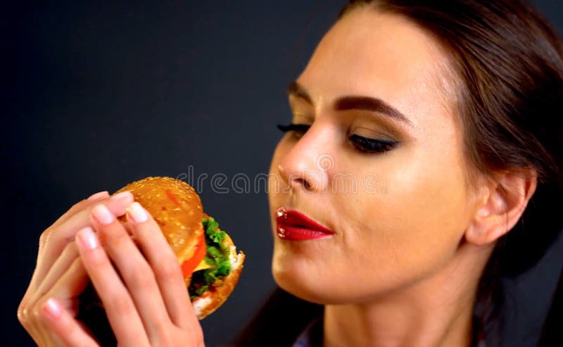 Mulher Que Come O Hamburger a Menina Quer Comer O Fast Food Foto de ...