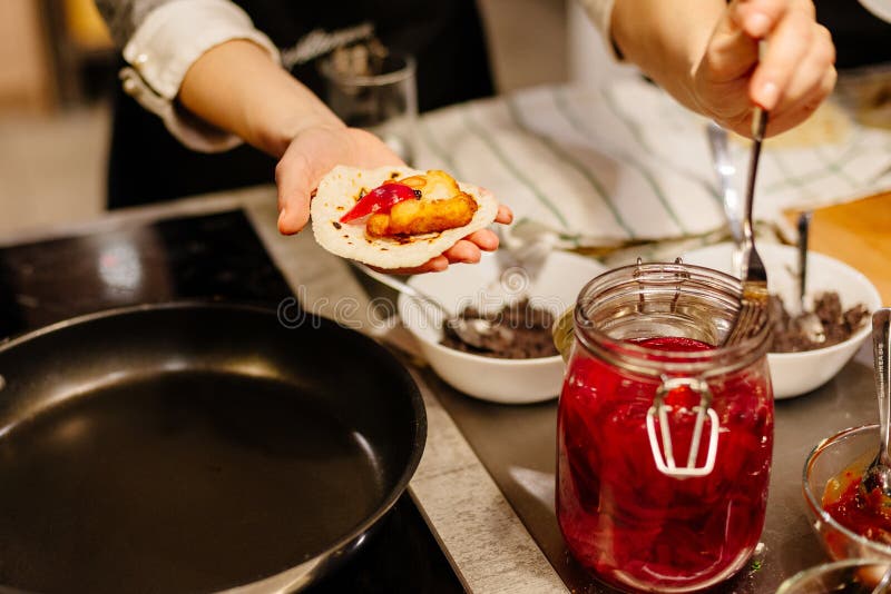 Mulher Que Decora E Que Come O Taco Mexicano Foto de Stock - Imagem de ...