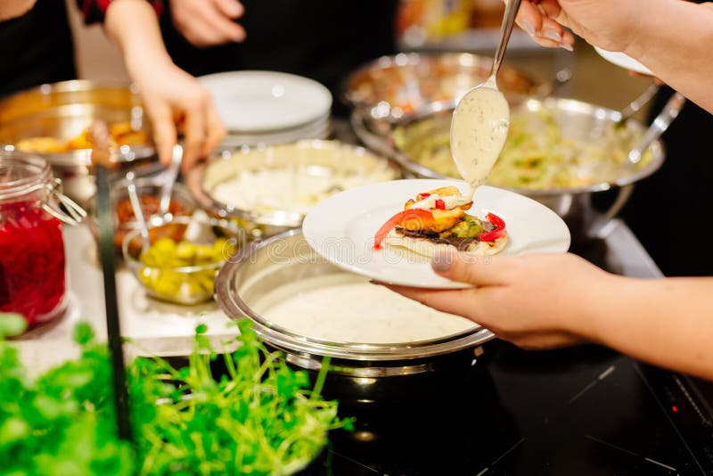 Mulher Que Decora E Que Come O Taco Mexicano Imagem de Stock - Imagem ...