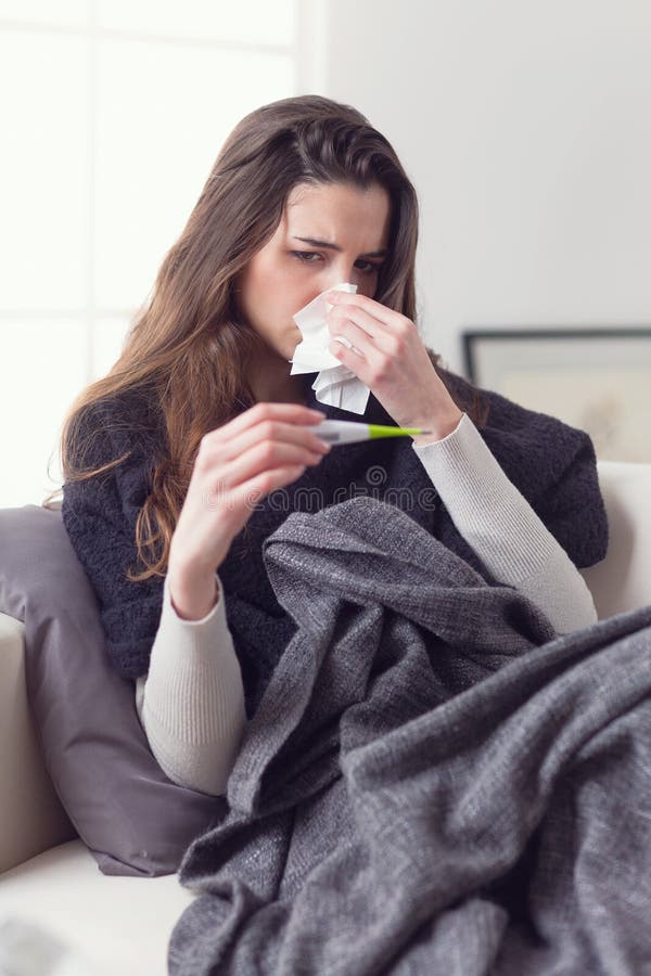 Mulher Que Espirra O Nariz Com Tecido Imagem de Stock - Imagem de ...