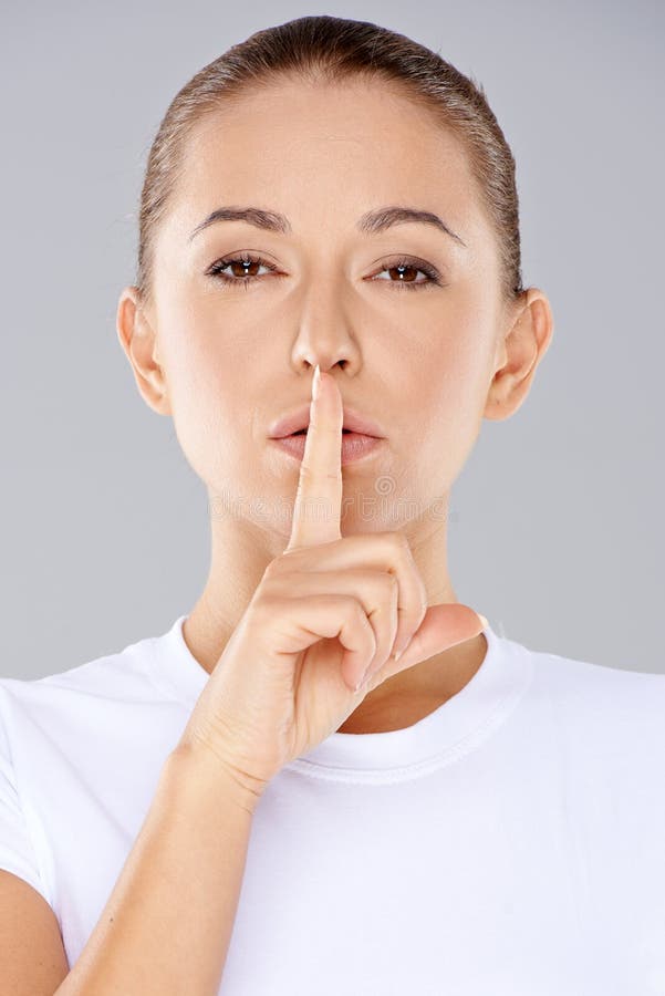 Mulher Que Faz Um Gesto Calando Foto de Stock - Imagem de isolado ...