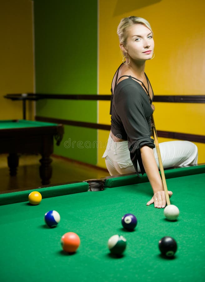 Mulher Que Joga Bilhar Foto De Stock Imagem De Lazer 7457148
