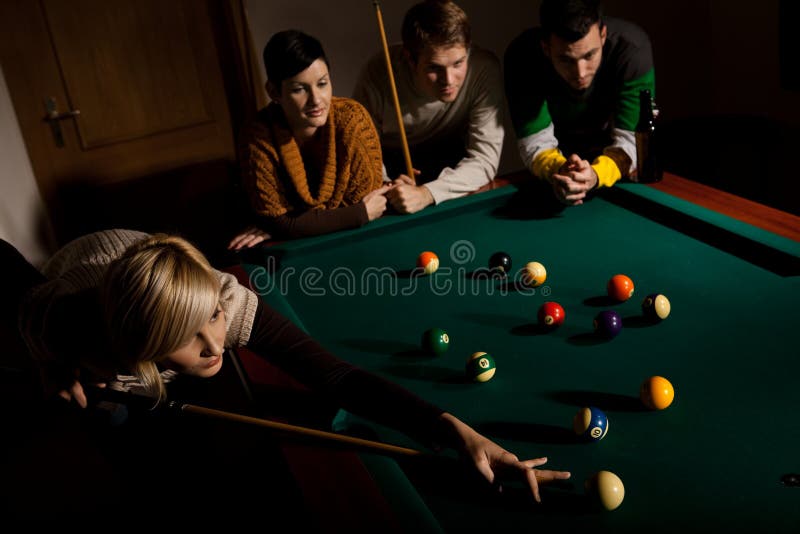 Mulher que joga a sinuca imagem de stock. Imagem de esferas - 33412961