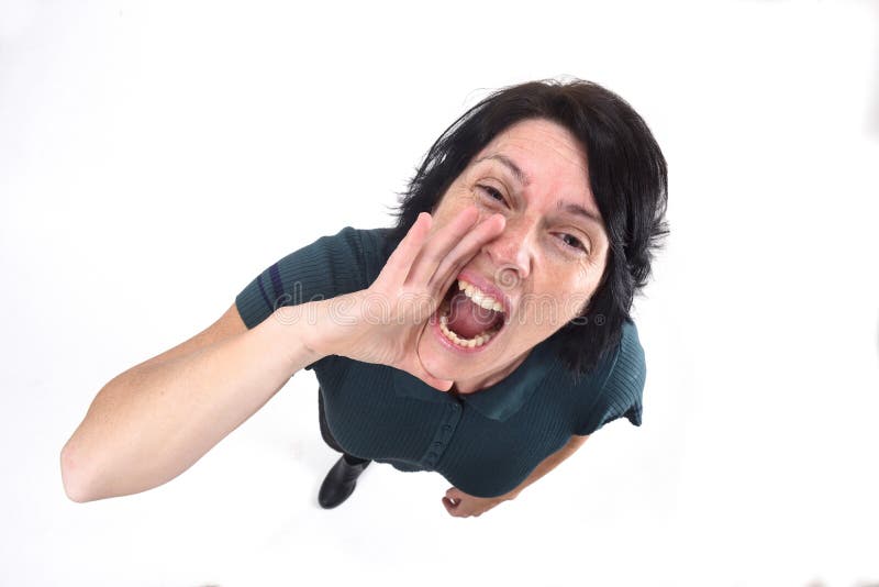 A Mulher Que Põe Uma Mão Na Boca E Está Gritando No Fundo Branco Imagem ... A Mulher Que Põe Uma Mão Na Boca E Está Gritando No Fundo Branco Imagem ...