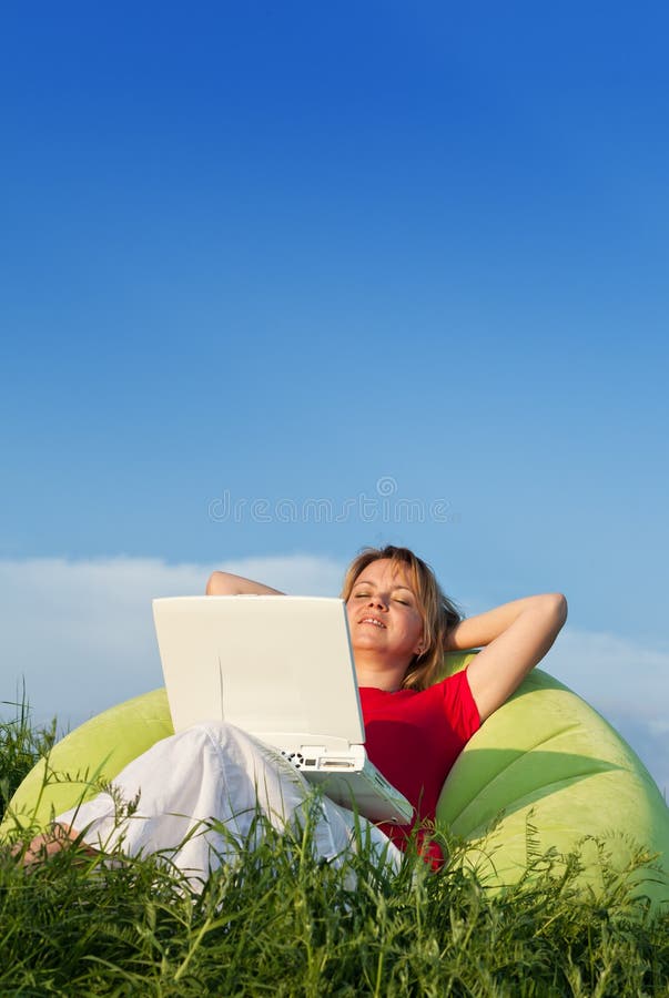 Mulher Que Relaxa Ao Ar Livre Imagem de Stock - Imagem de serenidade ...