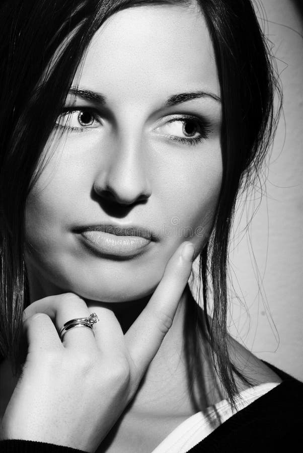 Mulher refletindo b/w foto de stock. Imagem de pele, sonho - 11693350