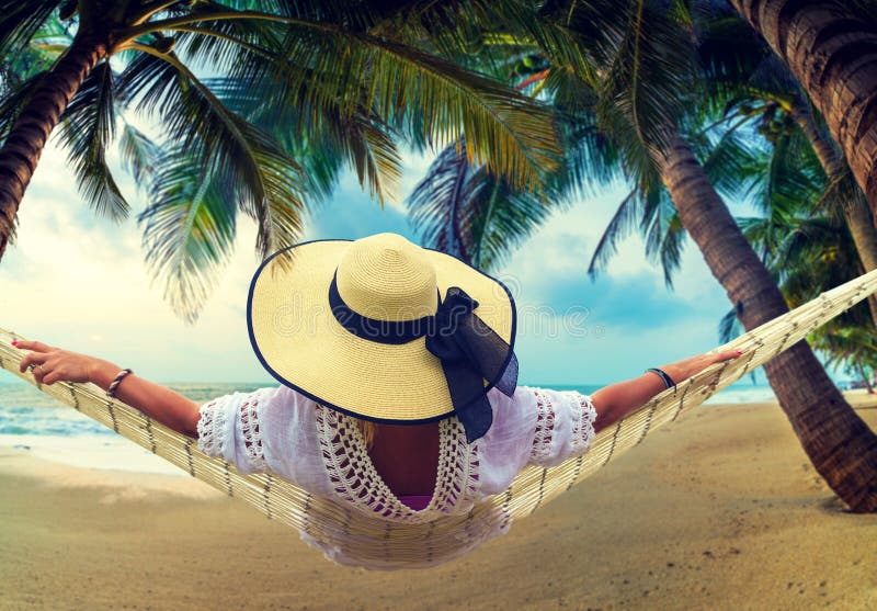 Mulher relaxando na praia imagem de stock. Imagem de descansar - 207096533