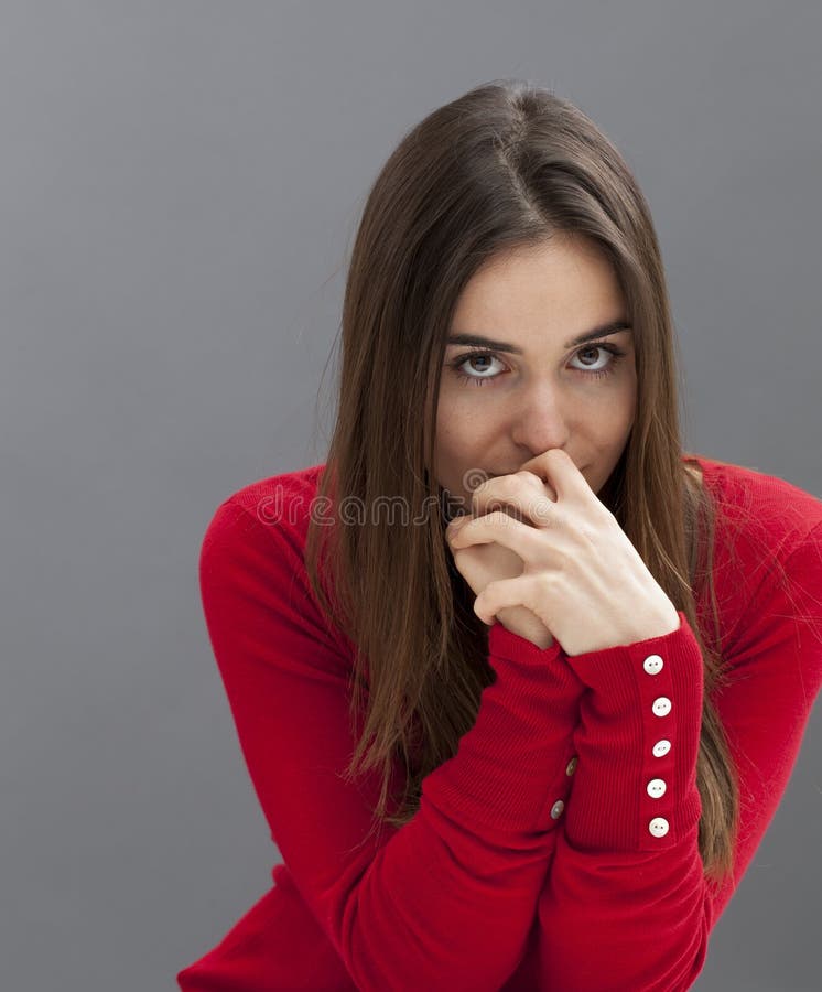 Mulher 20s Introvertida Que Procura Para Ideias Novas Foto de Stock ...