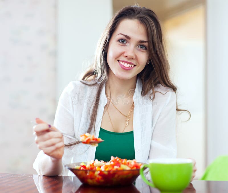 Mulher Saudável Que Come a Salada Do Vegetariano Com Colher Foto de ...