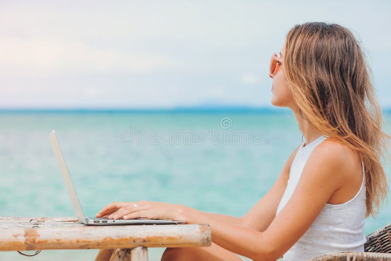 Trabalho Autônomo Mulher De Negócio Que Usa O Computador Na Praia ... Trabalho Autônomo Mulher De Negócio Que Usa O Computador Na Praia ...