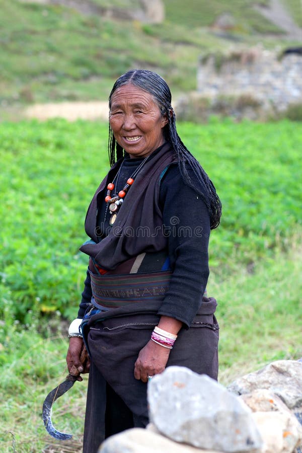Mulher tibetana imagem de stock editorial. Imagem de excessivo - 32424749