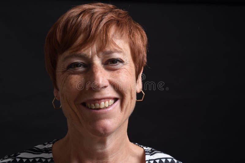 Mulheres De Meia-idade Sorrindo De Preto Foto de Stock - Imagem de ... Mulheres De Meia-idade Sorrindo De Preto Foto de Stock - Imagem de ...