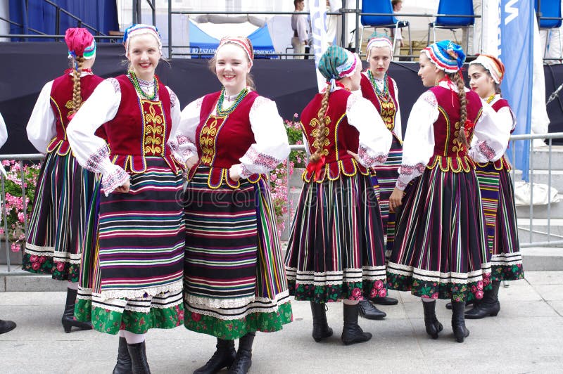 Mulheres Em Trajes Poloneses Da Dança Popular Foto Editorial - Imagem ...