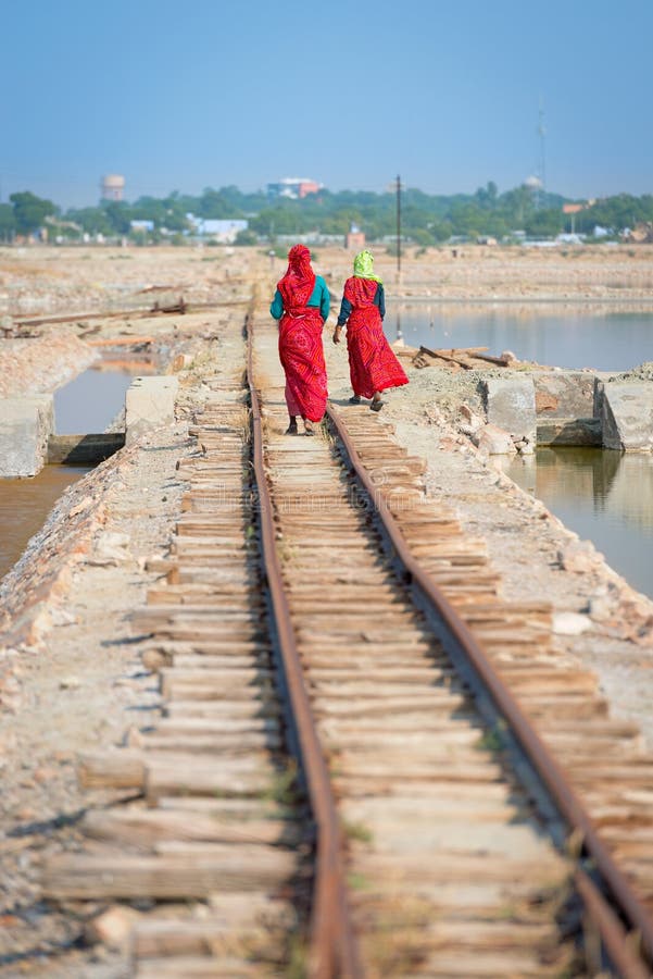 Mulheres Indianas No Sari Na Estrada De Ferro Foto de Stock - Imagem de ...