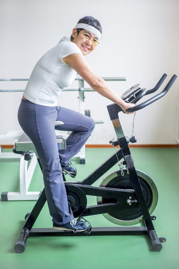 Mulheres superiores no gym foto de stock. Imagem de corpo - 101109204