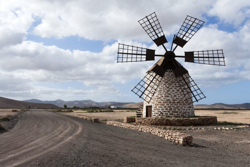 Mulino a Vento Con Sei Pale Immagine Stock - Immagine di alette, sabbia ...