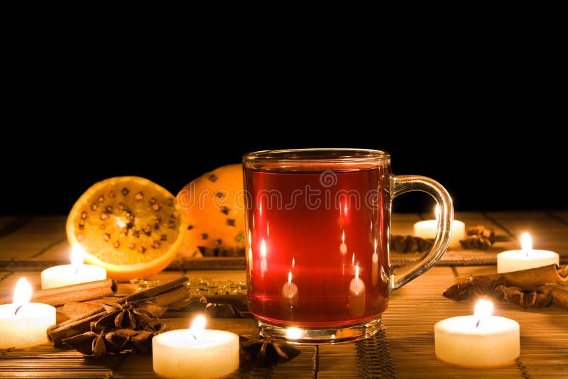 Обдумыванное вино с специями в чашке на деревянной предпосылке Стоковое ...