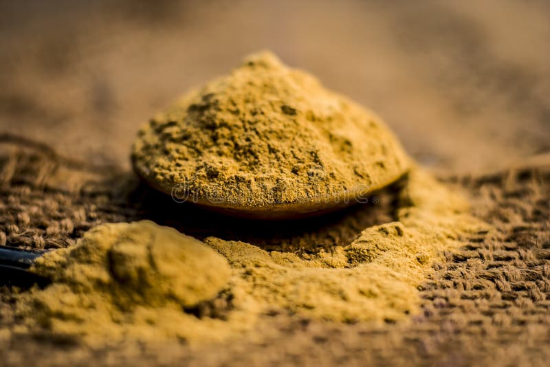 Mulpani-mitti Oder Vollere Erde in Einer Glasplatte Auf ... Mulpani-mitti Oder Vollere Erde in Einer Glasplatte Auf ...