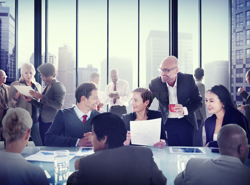 Multi-etnische Groep Die Mensen in Het Bureau Samenkomen Stock Foto ...