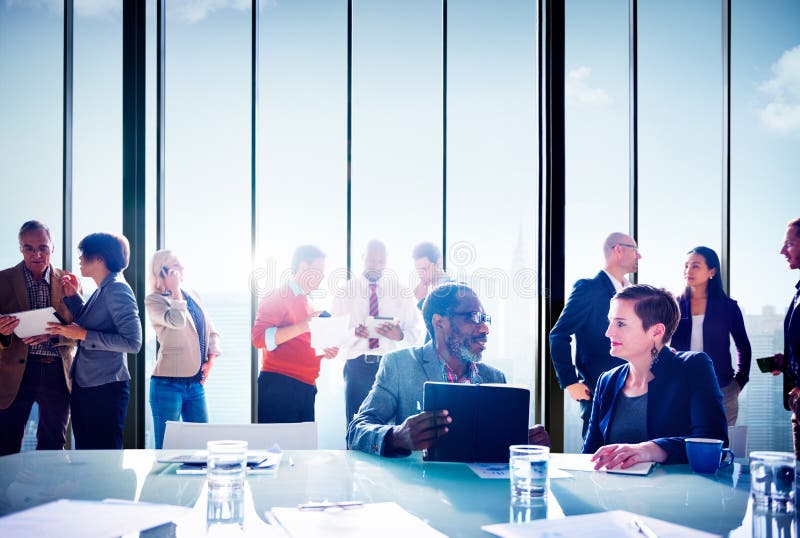 Multi-etnische Groep Die Mensen in Het Bureauconcept Samenkomen Stock ...