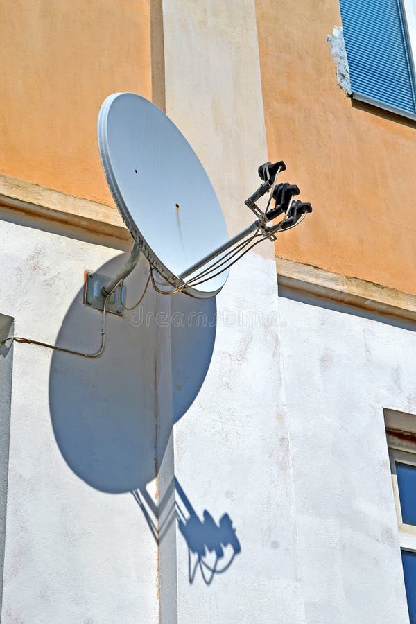 Multi-feed Satellite Antenna with Multiple Feeds Converters on the ...