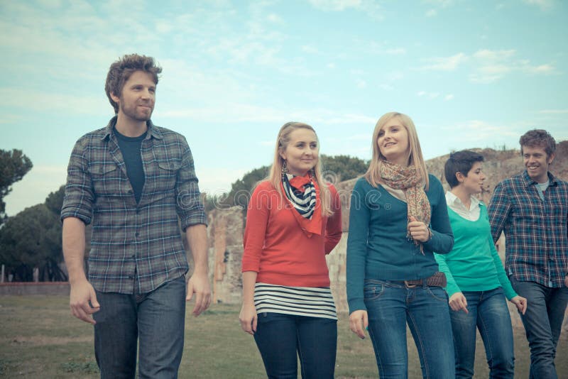 Multiculturele Groep Die Mensen Samen Loopt Stock Afbeelding - Image of ...