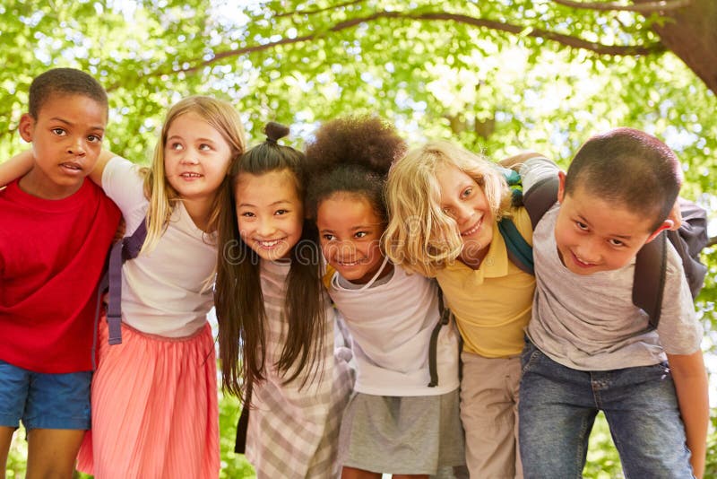 Multiculturele Kinderen Gaan Op Reis Stock Afbeelding - Image of ...