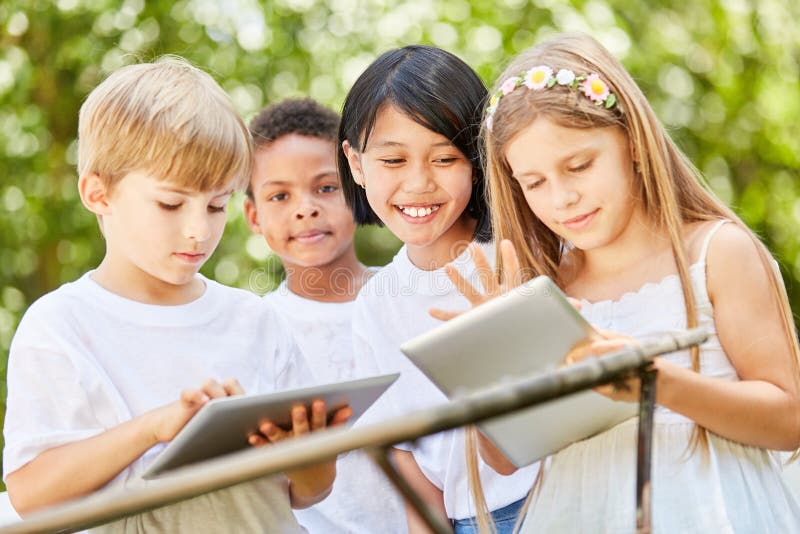 Multiculturele Groep Kinderen in Computerklasse Stock Foto - Image of ...