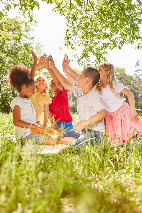 De Multiculturele Kinderen Liggen Op Gras Stock Afbeelding - Image of ... De Multiculturele Kinderen Liggen Op Gras Stock Afbeelding - Image of ...