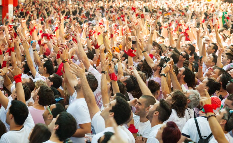 Multidão Cheering de povos foto de stock editorial. Imagem de povos ...