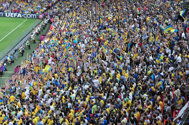 Multidão De Observação Do Futebol Imagem de Stock Editorial - Imagem de ...