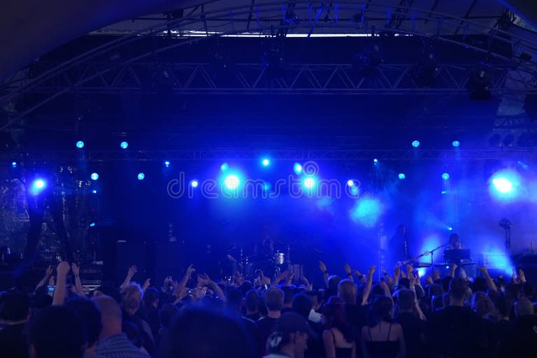 Multidão do concerto imagem de stock. Imagem de volume - 3003623