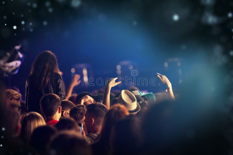 Multid?o No Concerto - Multid?o Cheering Em Luzes Coloridas Brilhantes ...