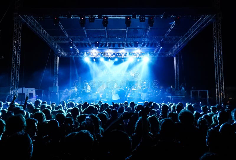 Multidão No Concerto Sob Luzes Azuis Foto de Stock Editorial - Imagem ...
