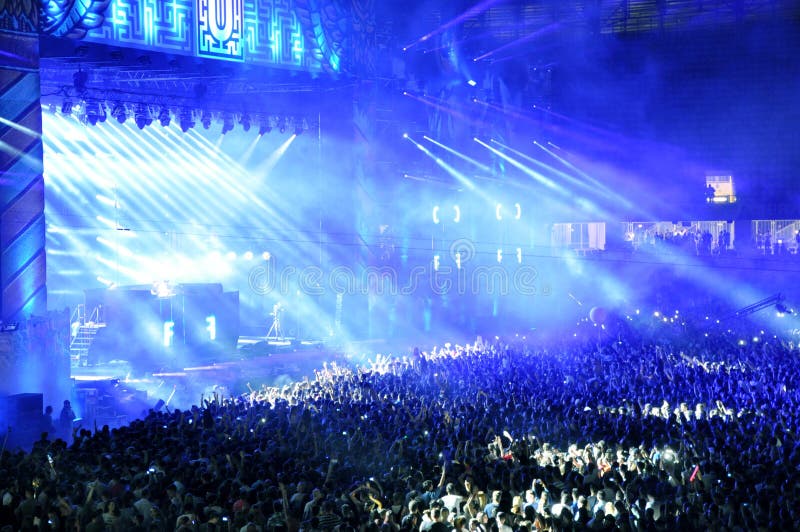 Multidão Partying Em Um Concerto Vivo Imagem de Stock Editorial ...