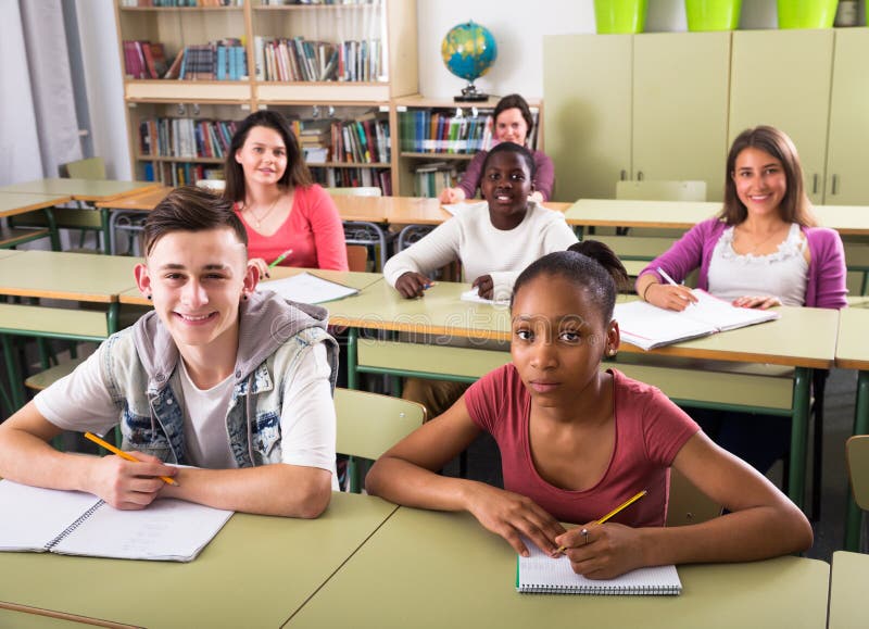 Multiethnische Studenten, Die Zusammen Studieren Stockfoto - Bild von ...