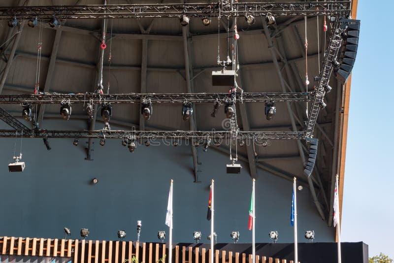 Multiple Stage Lights Rack Spotlights Stock Photos - Free & Royalty ...