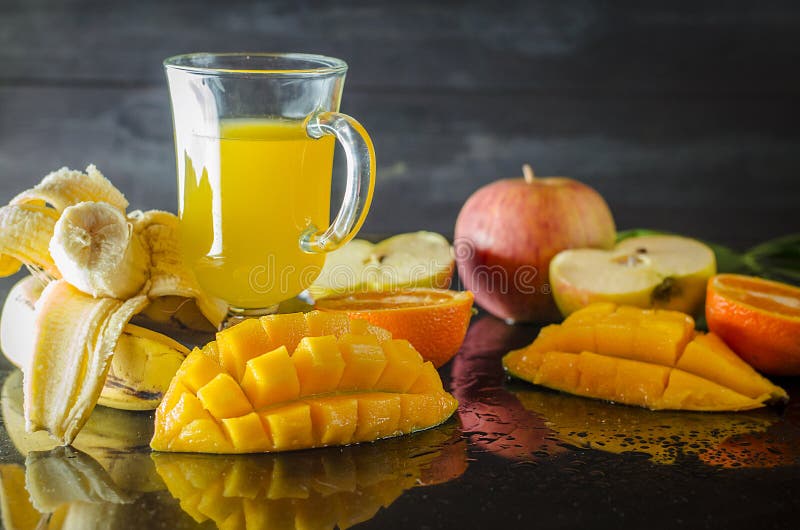 Multivitamin Y Jugo Del Multifruit Imagen de archivo - Imagen de ...