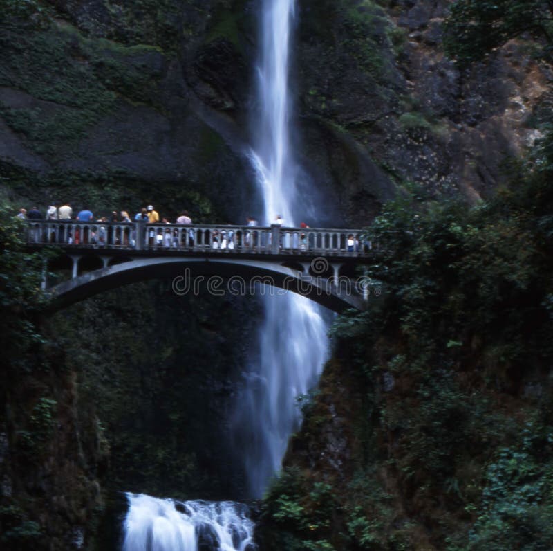 Multnomah falls in Oregon editorial image. Image of drive - 68353965