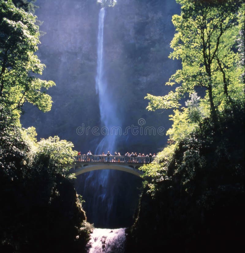Multnomah falls in Oregon editorial stock photo. Image of flow - 68353973