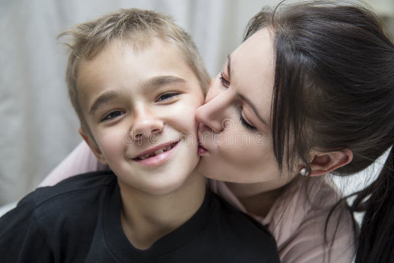 Mum die zoon een kus geven stock afbeelding. Image of haar - 98108113
