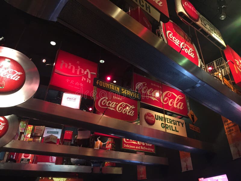 Mundo da coca-cola fotografia editorial. Imagem de cair - 78487252