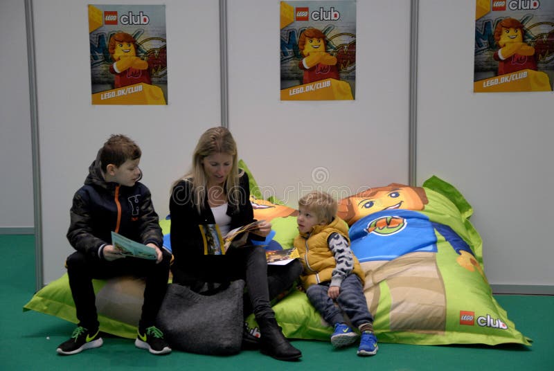 MUNDO DE LEGO EN EL CENTRO DE BELLA Imagen de archivo editorial ...