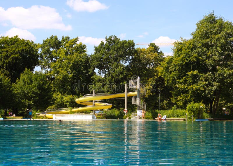Banho em Munich Schwabing fotografia editorial. Imagem de munique ...