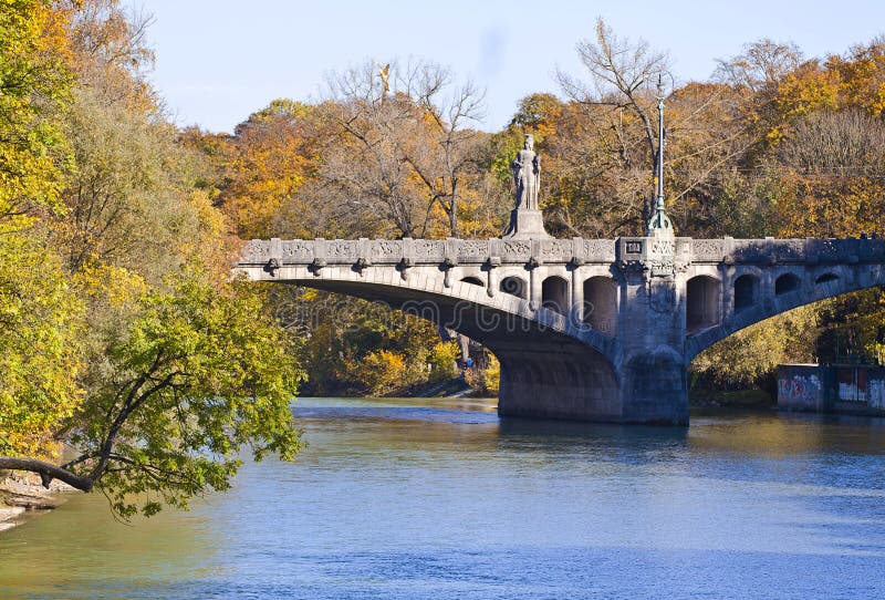 Munich, Ponte De Maximilian No Rio De Isar Imagem de Stock - Imagem de ...