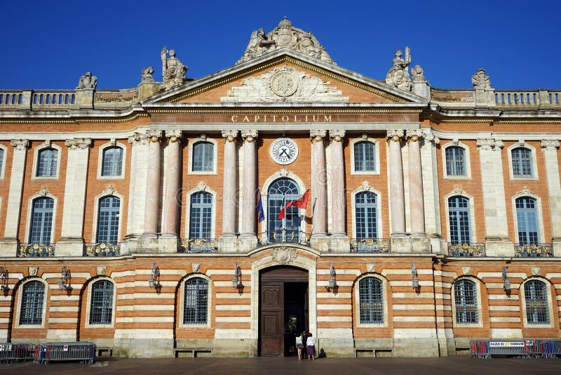 Municipio immagine editoriale. Immagine di punti, orologio - 65022575