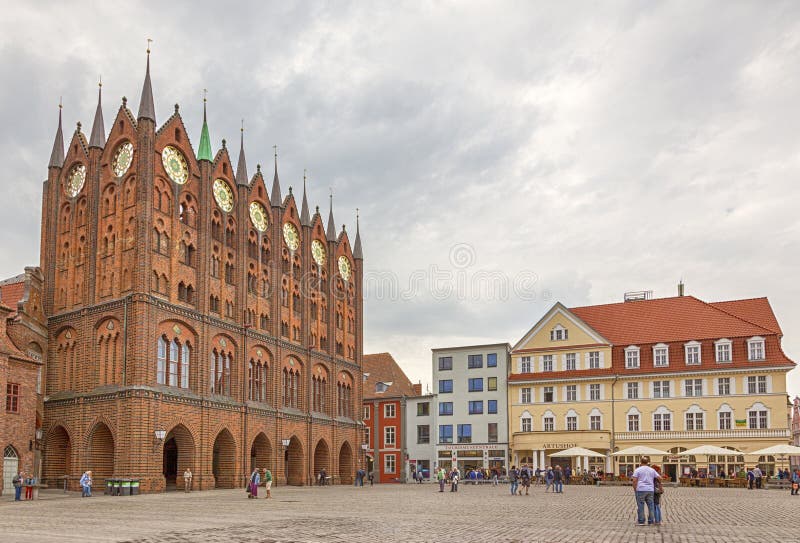 Municipio E Quadrato Principale Di Stralsund Immagine Editoriale ...