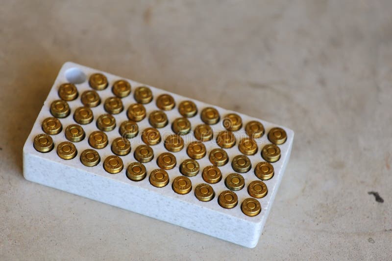 Munitie stock afbeelding. Image of automatisch, koper - 30866295